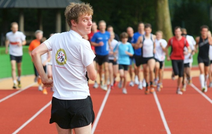 Running Backwards: 9 Benefits of Retro Running + 7 Key Tips